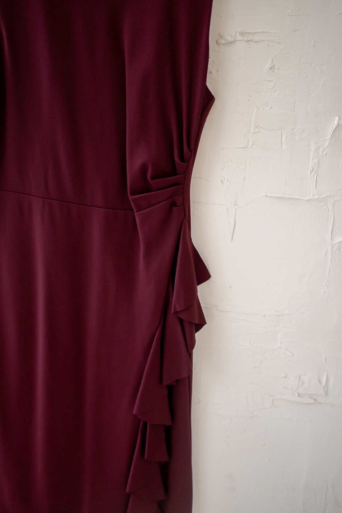 (FIRE DEAL)AVA RUCHED RUFFLES MIDI DRESS IN MAROON | NEONMELLO