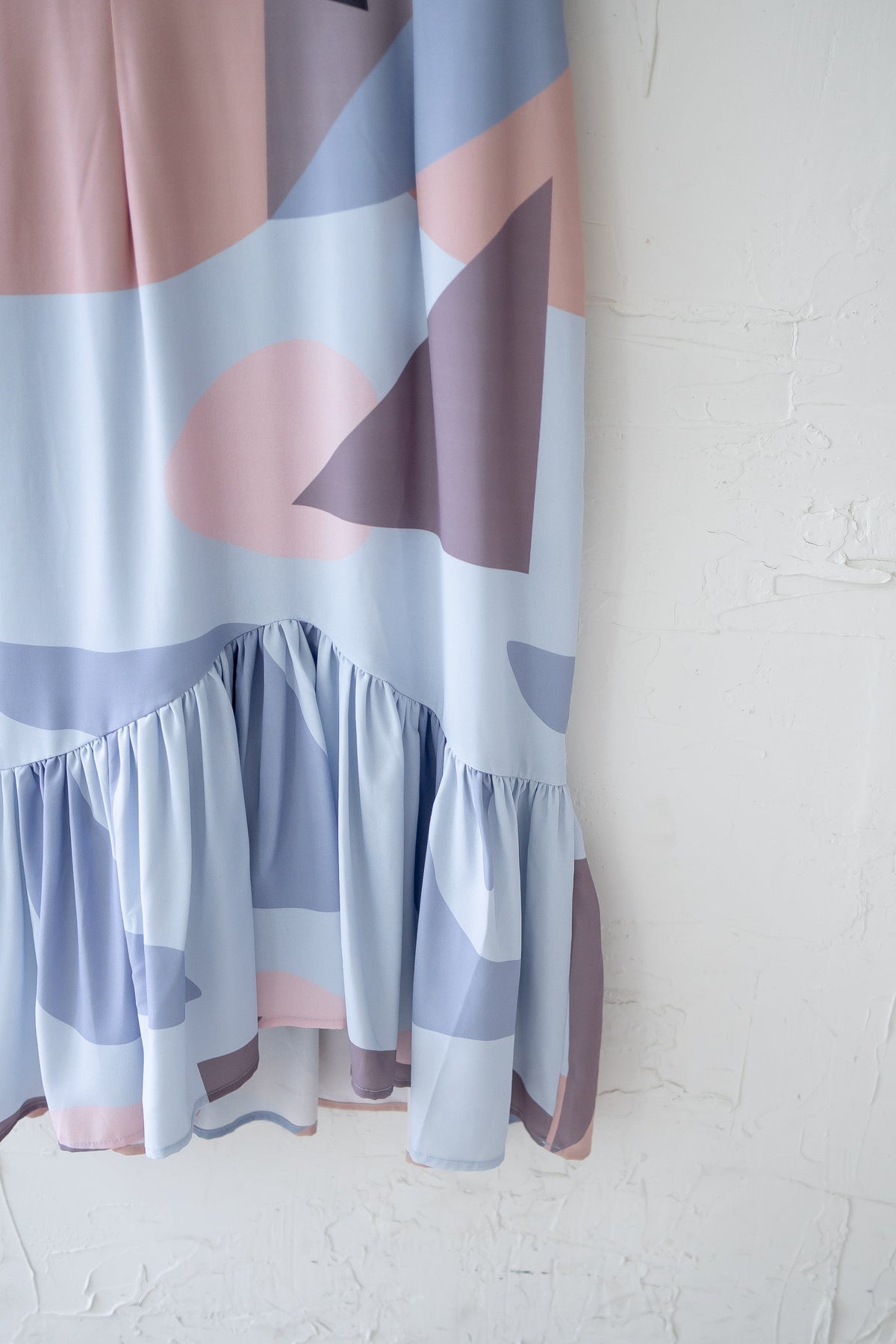 (FIRE DEAL) BREA ABSTRACT DROP HEM MIDI DRESS IN LIGHT BLUE | NEONMELLO