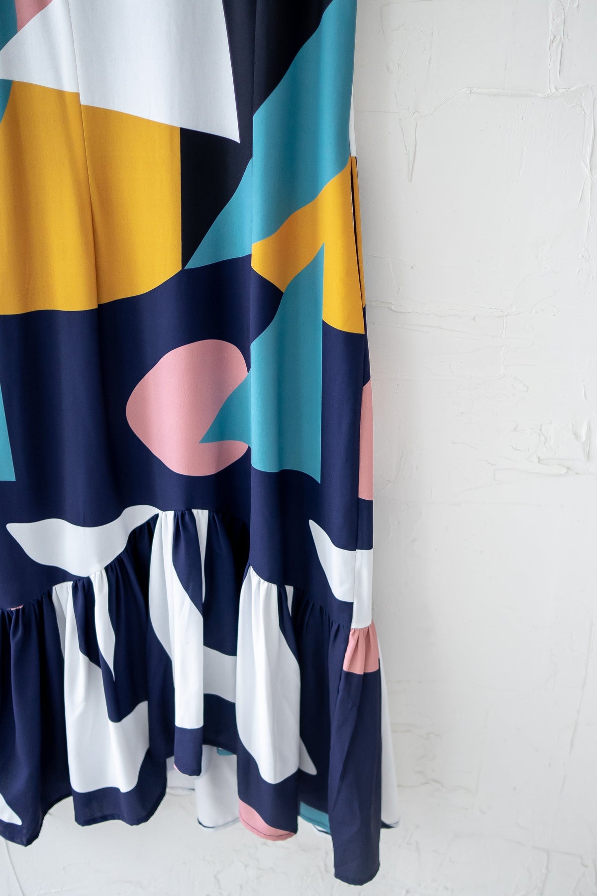 (FIRE DEAL) BREA ABSTRACT DROP HEM MIDI DRESS IN NAVY | NEONMELLO