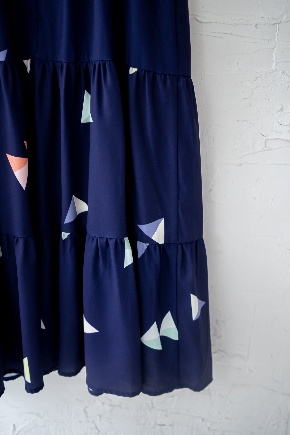 (FIRE DEAL) EMILY ABSTRACT TIER MIDI DRESS IN NAVY | NEONMELLO