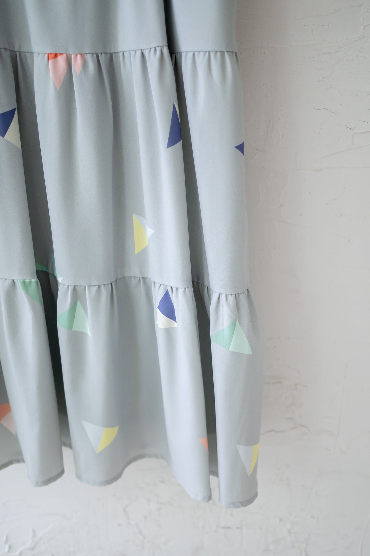 (FIRE DEAL) EMILY ABSTRACT TIER MIDI DRESS IN SAGE | NEONMELLO