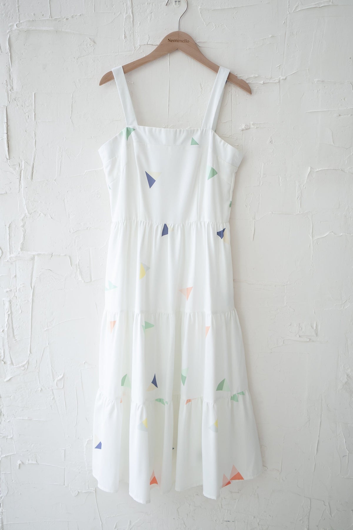 (FIRE DEAL) EMILY ABSTRACT TIER MIDI DRESS IN WHITE | NEONMELLO
