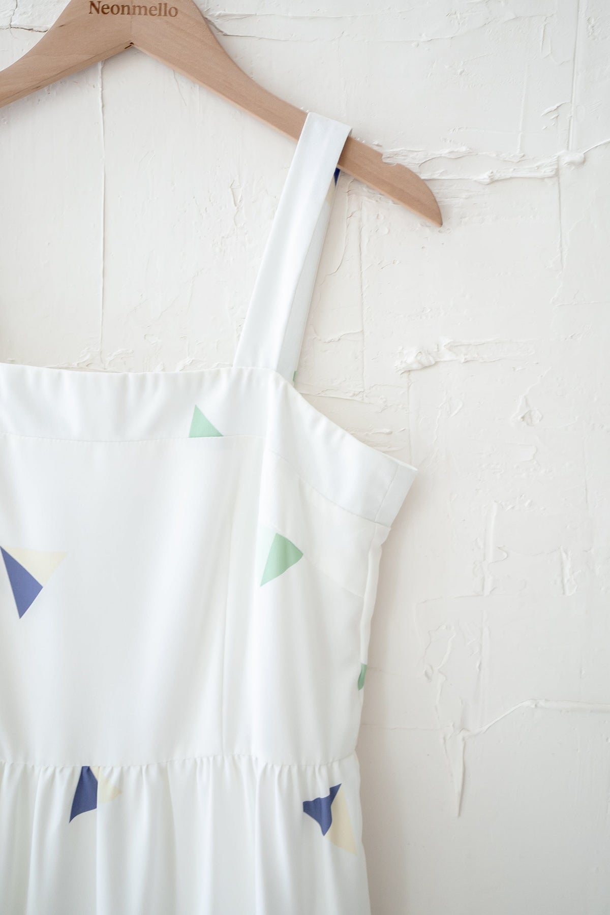 (FIRE DEAL) EMILY ABSTRACT TIER MIDI DRESS IN WHITE | NEONMELLO